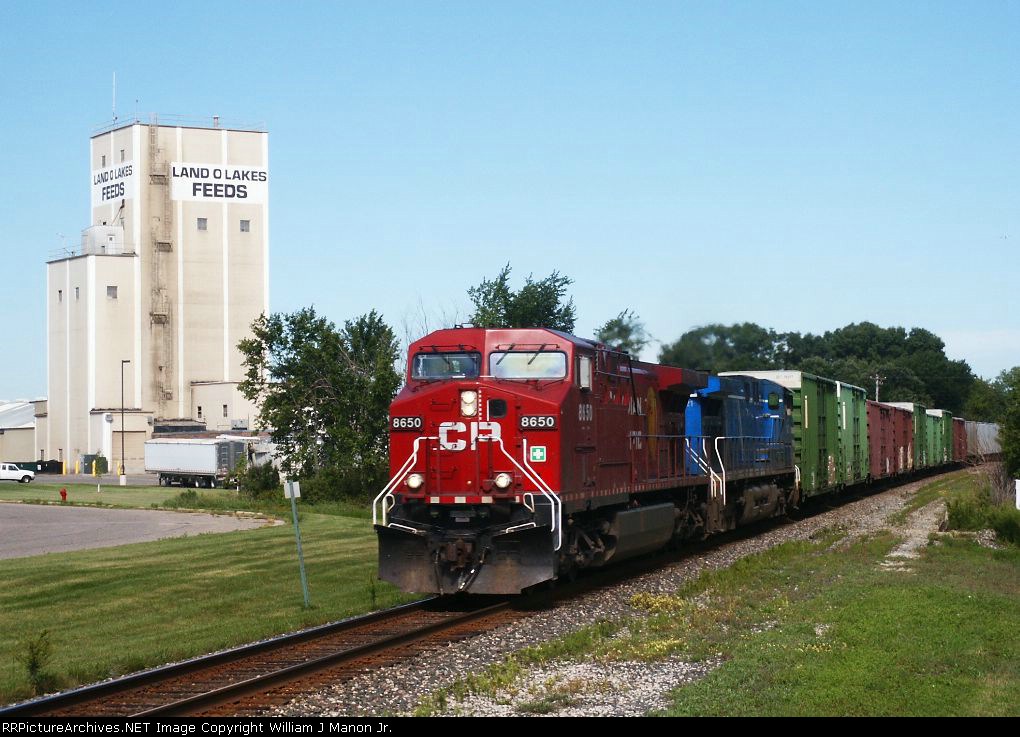 CP 8650 passes Land O Lakes